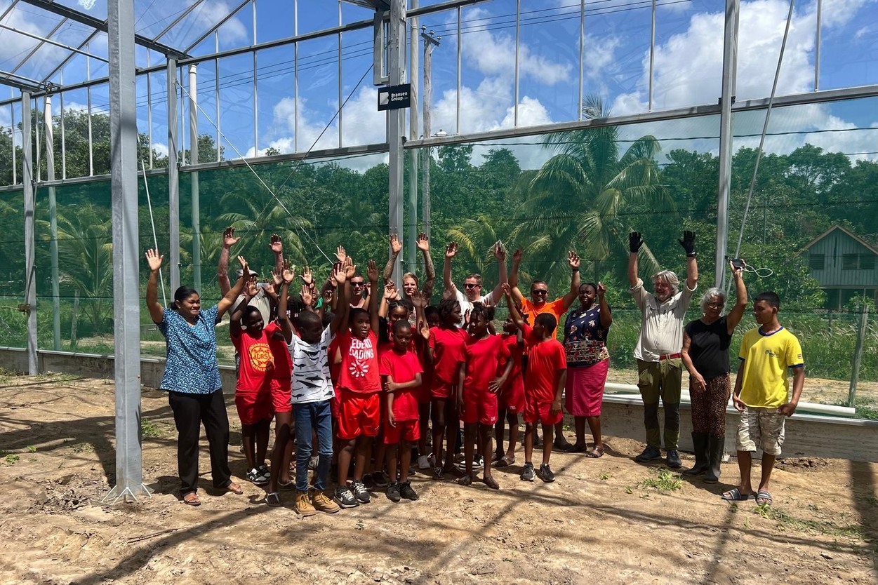 Un invernadero de cristal holandés cobra una nueva vida en un albergue ...
